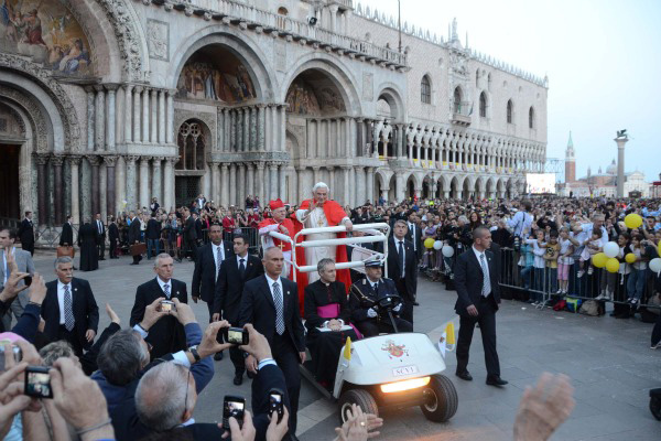 Focaccia Group Suisse - Papstmobil